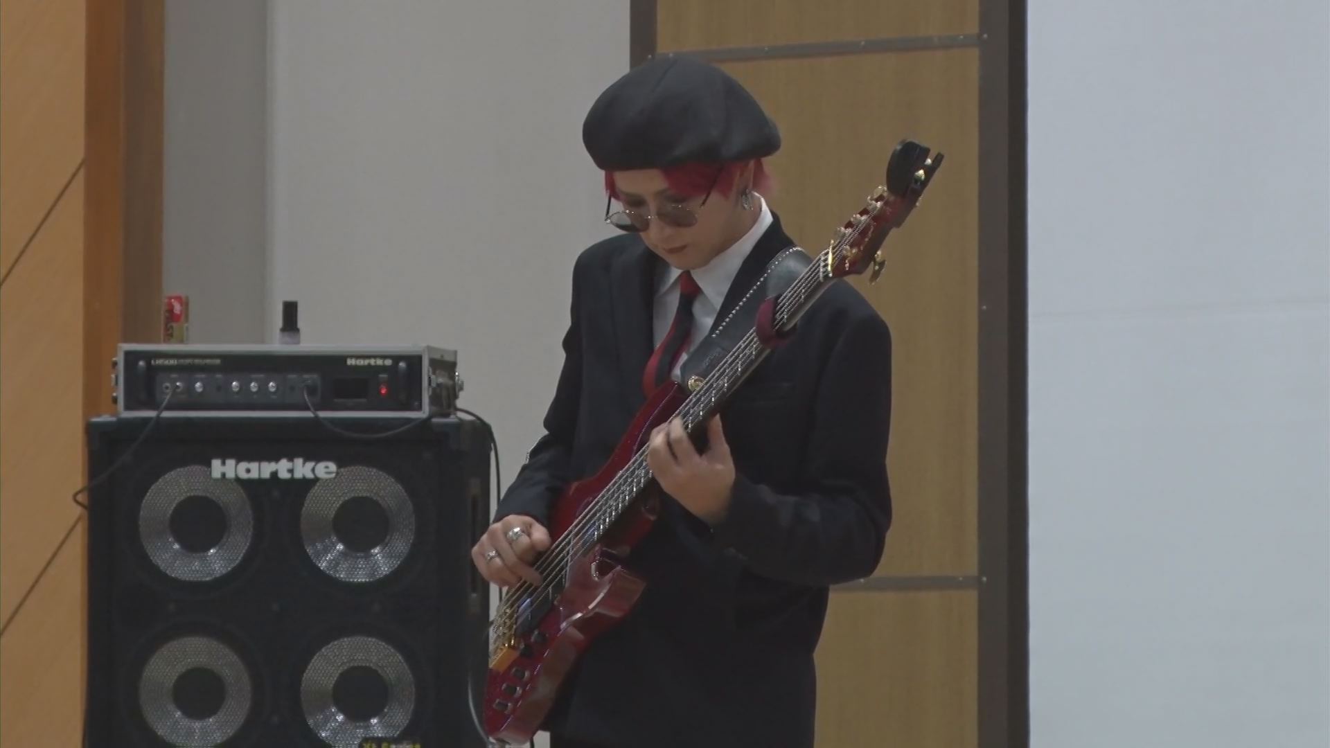 ベーシスト「IKUO」 島根県益田市の母校で演奏と講演 | TBS NEWS DIG