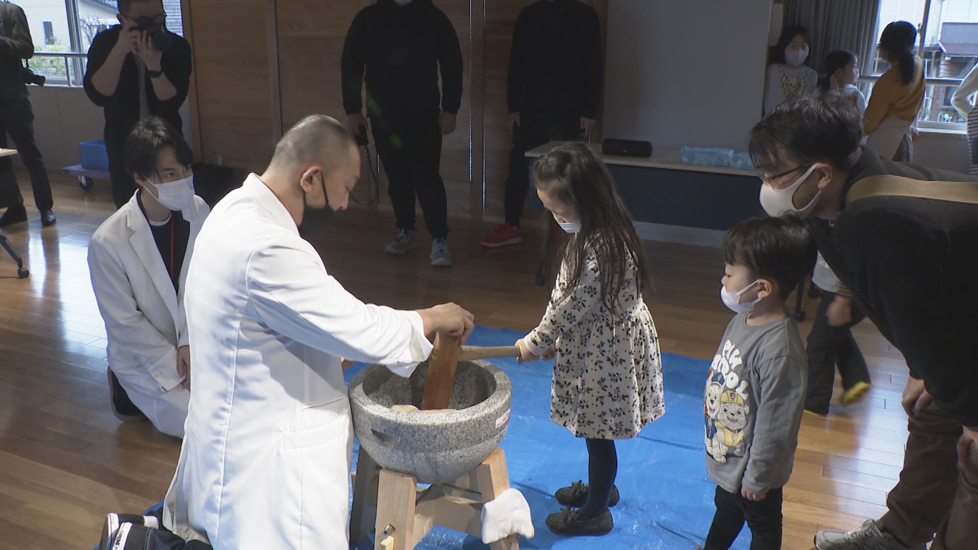 金沢で「おもちつき交流会」地域の親子200人が体験 | TBS NEWS DIG